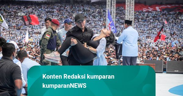 Aksi Sigap Mayor Teddy Bantu Pendukung yang Pingsan di GBK Tuai Pujian ... Aksi Sigap Mayor Teddy Bantu Pendukung yang Pingsan di GBK Tuai Pujian ...